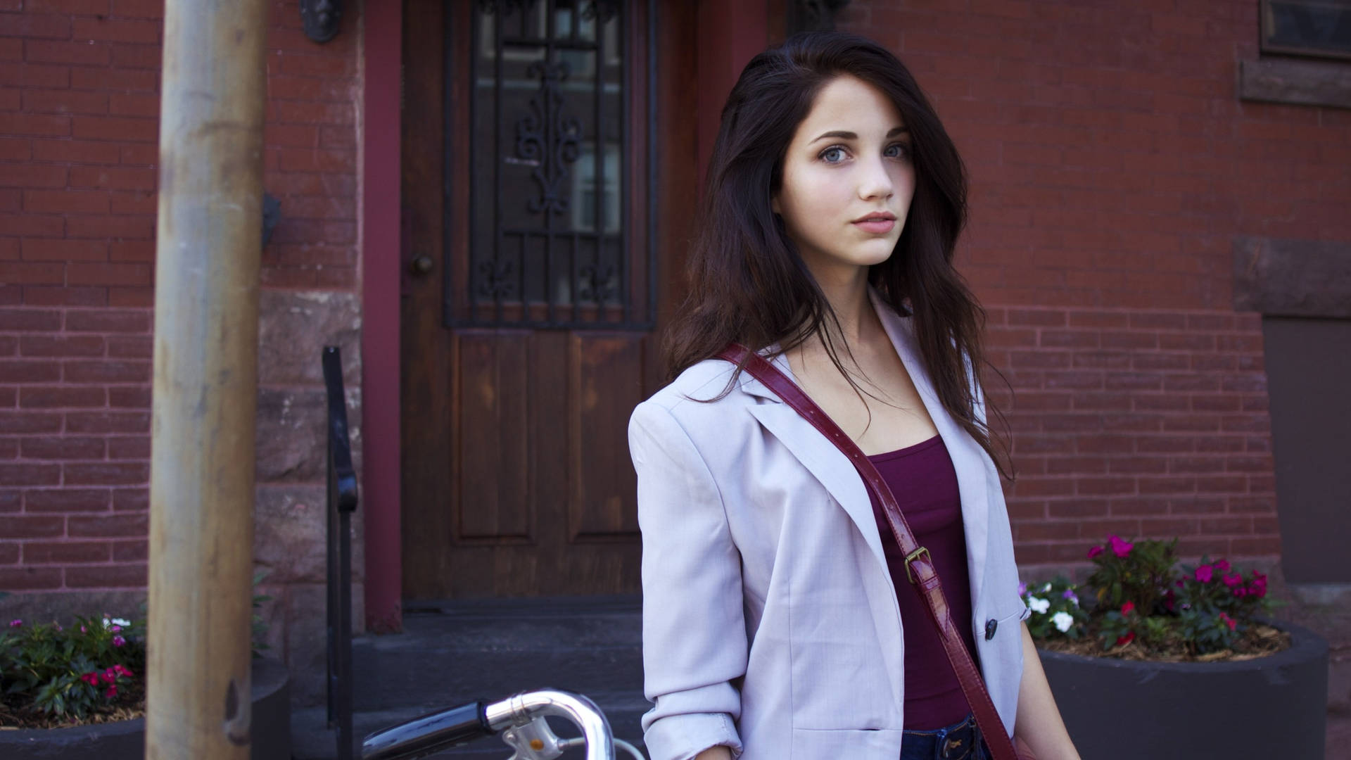 Emily Rudd Wallpaper Mobile Wallpaper: Close Up, Hair, Eye, Women,
